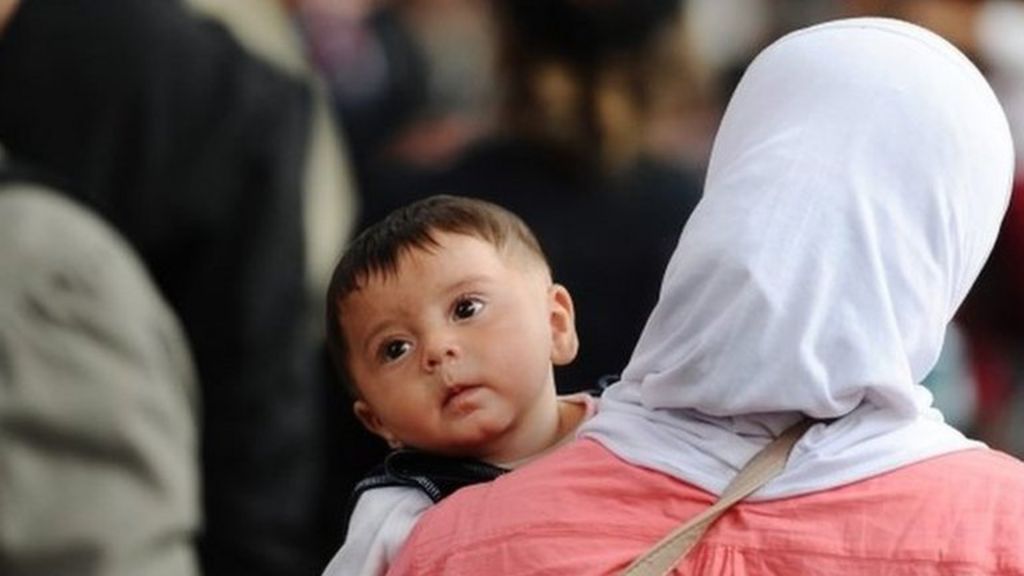 Migrant Crisis Germany Can Take 500 000 Asylum Seekers A Year Bbc News