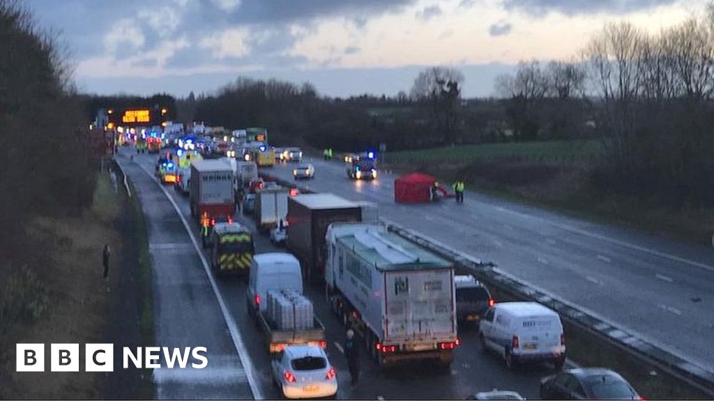 M5 crash: One dead and 10 injured in multi-vehicle crash - BBC News
