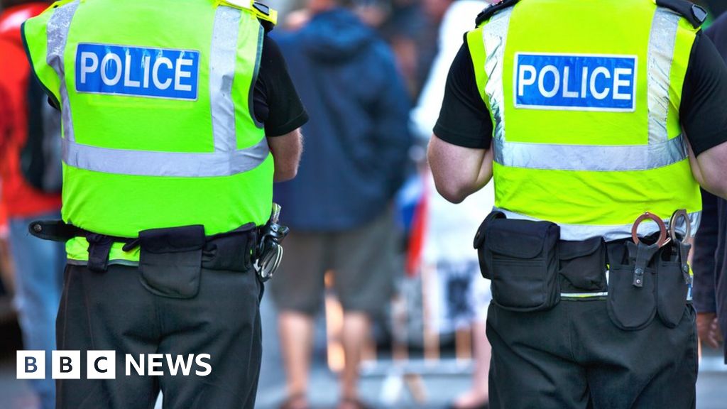 Thousands of violent crime suspects released without conditions - BBC News