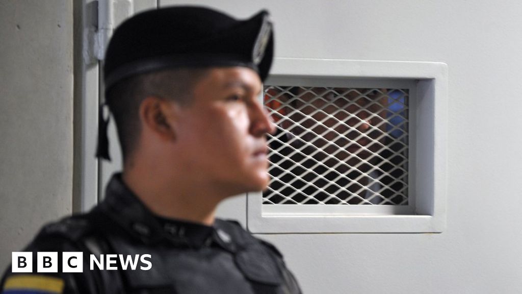 Colombian prisoners get guard drunk and escape - BBC News