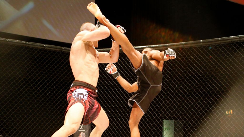 Inside the UK's white-collar cage fighting scene - BBC News