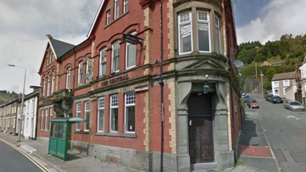 Tonypandy pub arsonists broke in to start fire, say police - BBC News