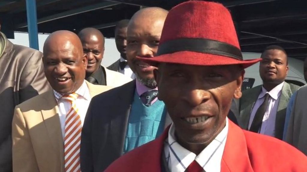 South Africa taxi drivers clean up their image - BBC News