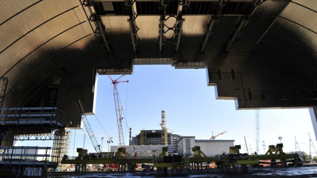 Chernobyl disaster: Giant shield begins move towards reactor | The MMA ...