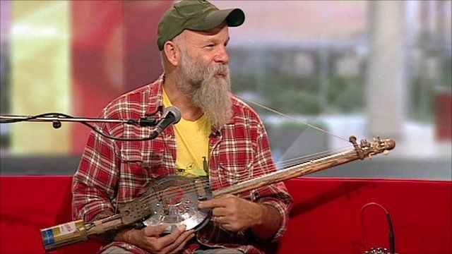 Seasick Steve performs 'old tricks' with hubcap guitar - BBC News