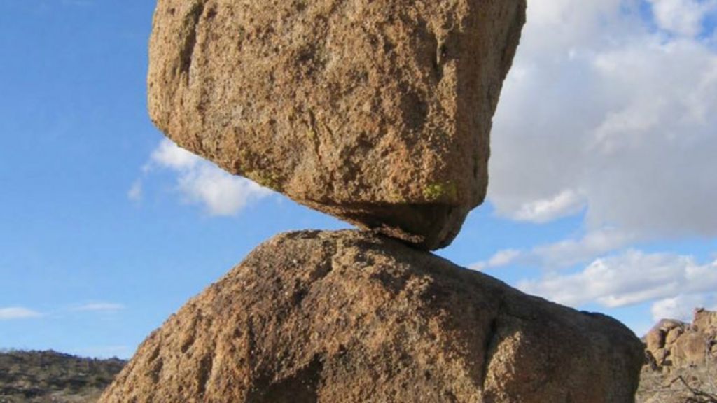 Por qué los terremotos no tumban estas rocas - BBC Mundo