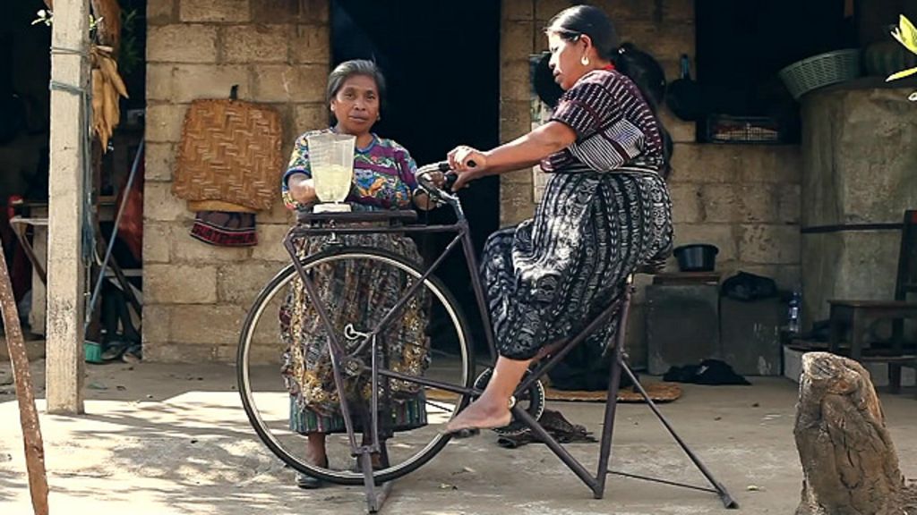 Las bicimáquinas de Guatemala que lavan ropa o hacen jugos sin ...